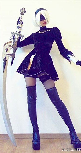 《尼尔：机械纪元》2B小姐姐肉感cos照 少了裙子的臀部弧度堪称完美！_新浪游戏_手机新浪网