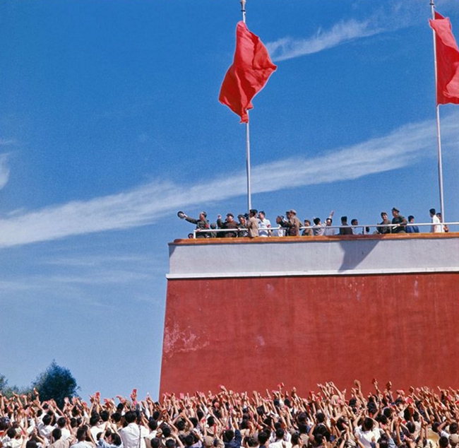 他用彩色胶卷，拍下文革期间的魔幻中国|毛主席|廖承志|游行_新浪新闻