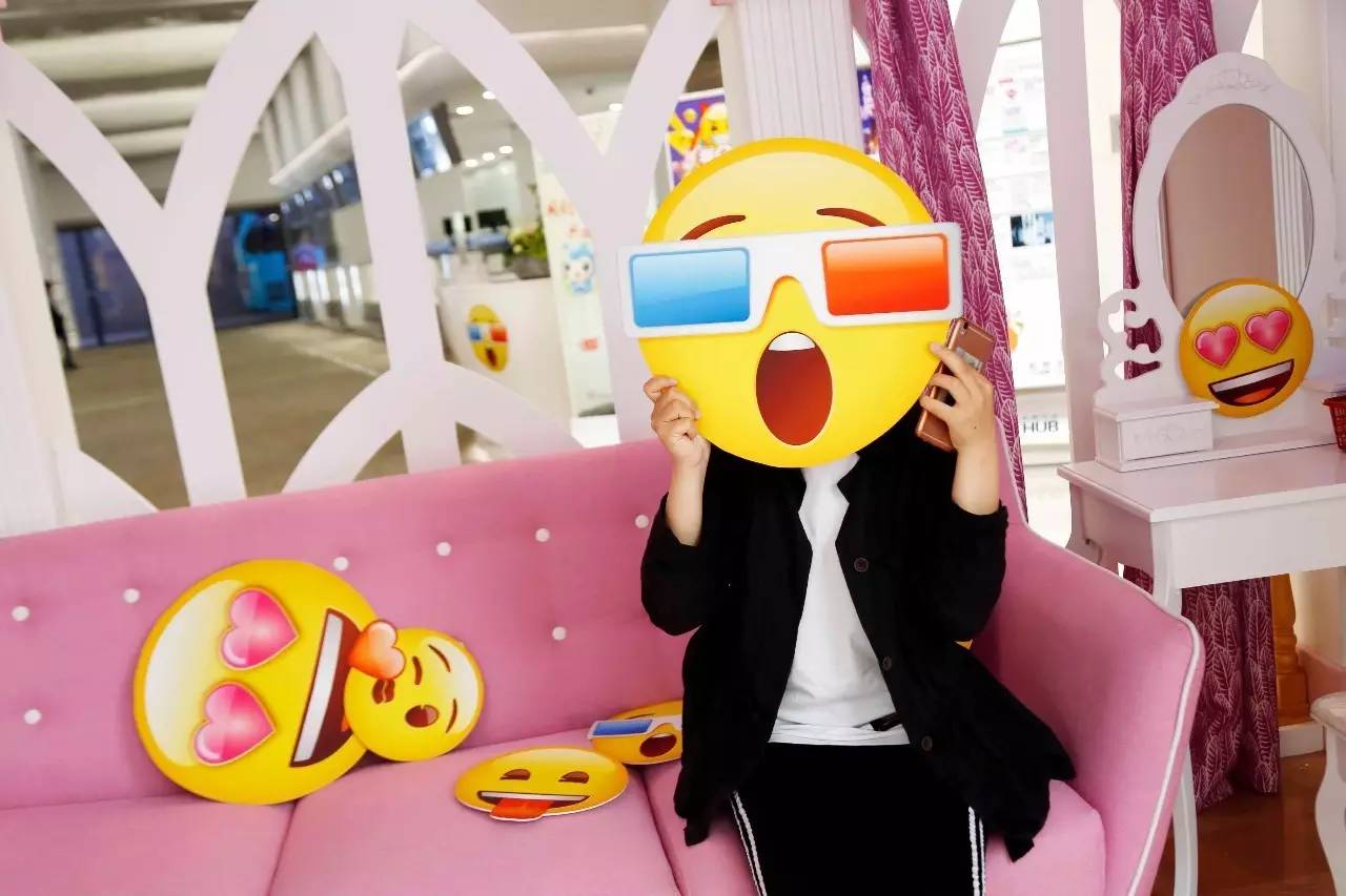 视线 | 最能捞金的“世界语”，你的每一场“尬聊”都要靠它拯救|表情|Emoji|社交网站_新浪财经_新浪网