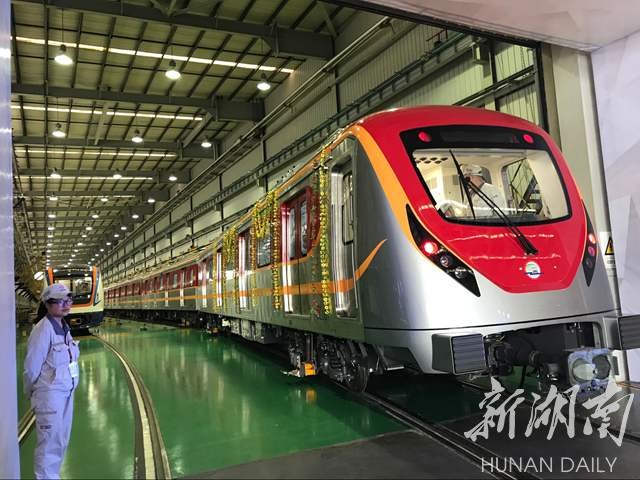 中车株机成功下线中巴橙线项目首列5编组B型地铁车辆|编组|B型|中巴_新浪新闻