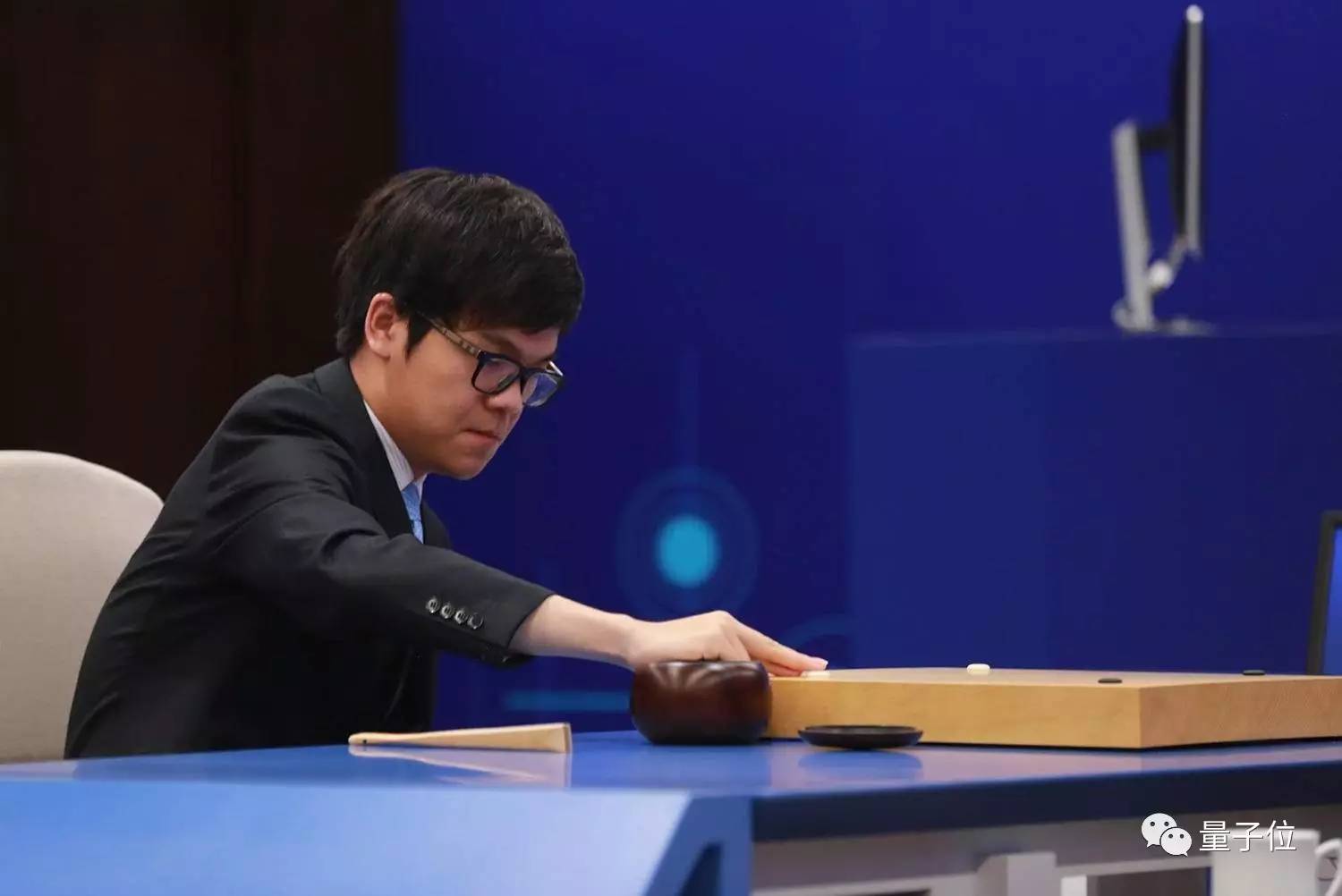 2:0！柯洁次战中盘告负AlphaGo，表现一度完美_创事记_新浪科技_新浪网