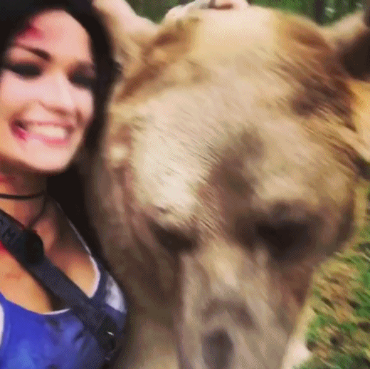 俄罗斯模特COS《古墓丽影》劳拉 女神不惧与巨熊共舞_八卦趣闻_新浪游戏_新浪网