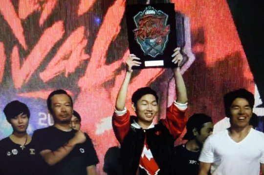 我们是冠军！LOL洲际赛LPL3比1战胜LCK_新浪游戏_手机新浪网