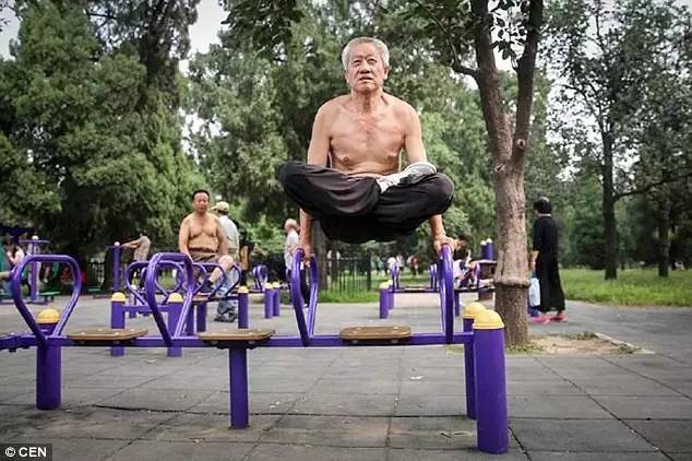 中国大爷晨练开挂 外媒:肌肉结实“功夫爷爷”_手机新浪网
