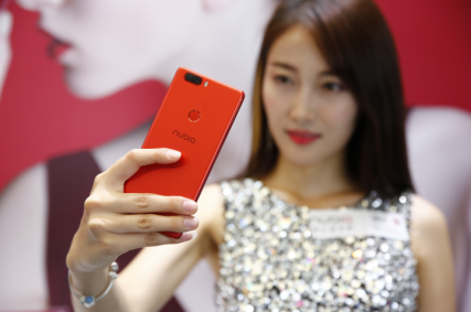 实至名归 努比亚Z17荣获ChinaJoy“黑金娱乐硬件奖”_手机新浪网