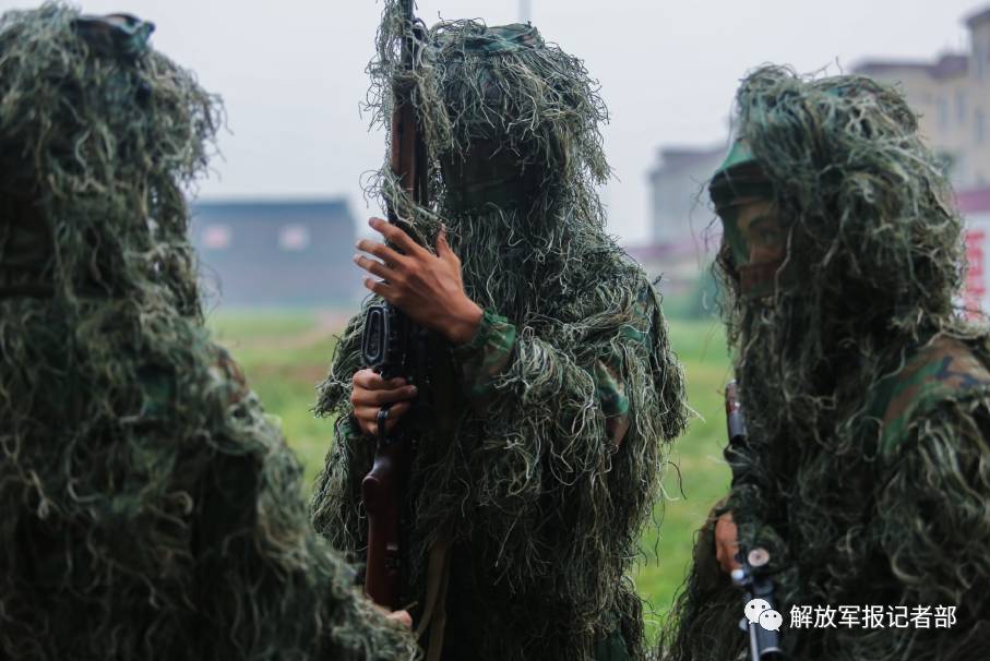 穿上伪装服的狙击手原来是这样！难得一见|狙击手|伪装服|草丛_新浪新闻