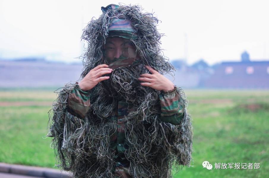 穿上伪装服的狙击手原来是这样！难得一见|狙击手|伪装服|草丛_新浪新闻