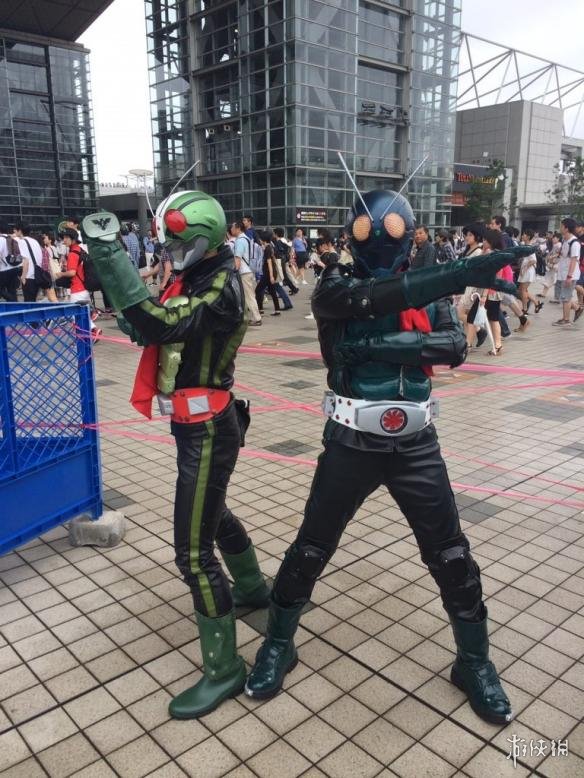 C92首日精彩COS合集 “胡子小姐”一出场就欢呼不断!_新浪游戏_手机新浪网