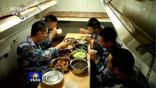 他们的伙食费标准在解放军是最高的，吃饭成强制任务_手机新浪网