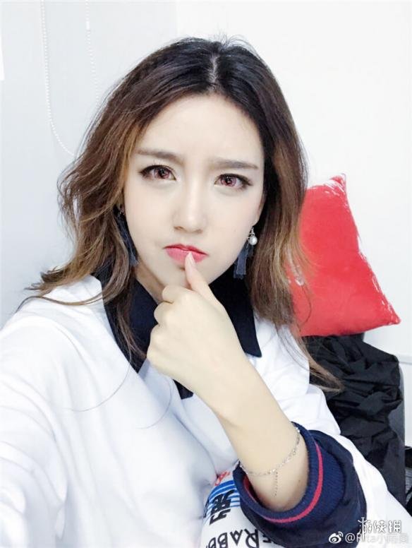 LOL美女解说Rita曝素颜美照 网友表示实在太美了！_新浪游戏_手机新浪网