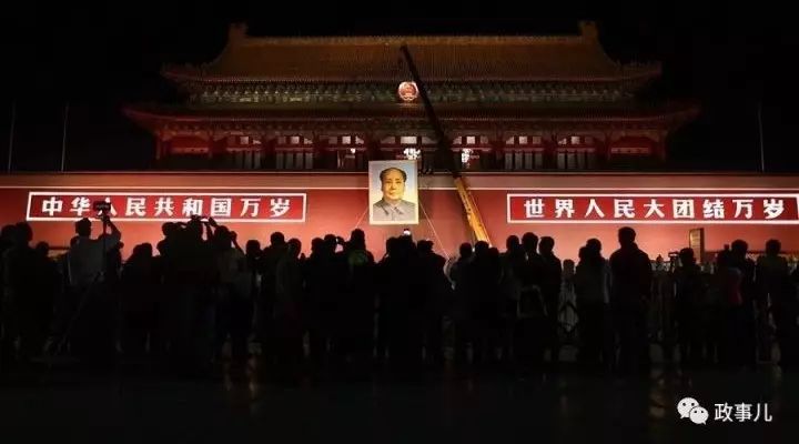 天安门城楼上的毛泽东像为啥年年换？|毛泽东|天安门城楼|毛主席_新浪新闻