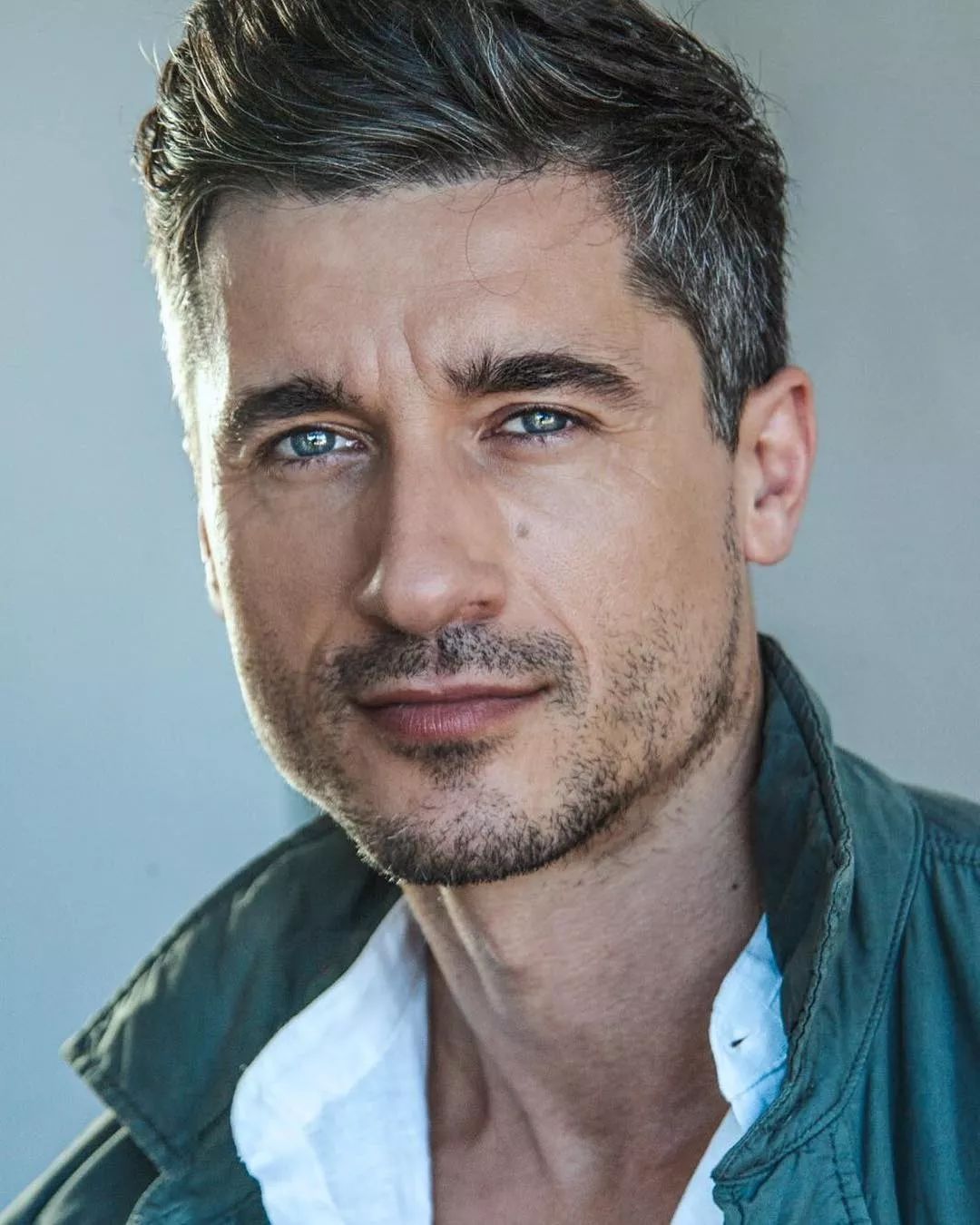 基薇演员Jay Roberts上岸当模特，前凸后翘不输专业的