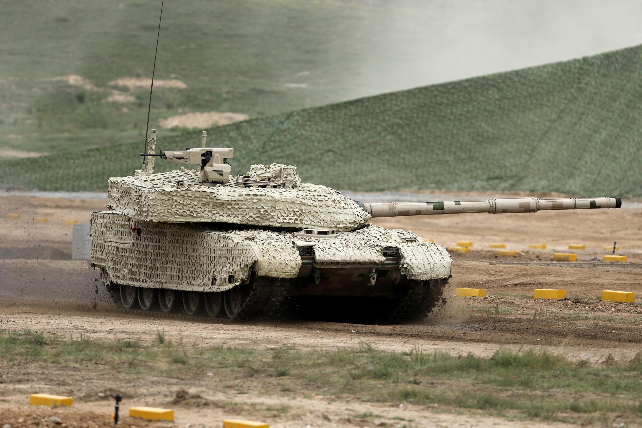 印度购买大量新型俄罗斯主战坦克：巴铁随后找到中国军企_手机新浪网