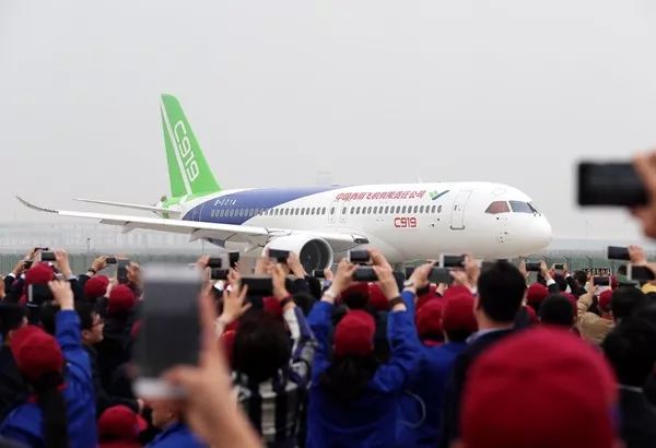 告别“娘家”上海，C919挑战1400公里远航！刚刚成功飞抵西安！_手机新浪网