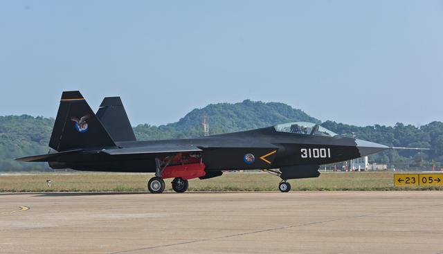 FC-31遇到新对手，外形酷似F-22战机，采用了西方国家顶尖技术_手机新浪网