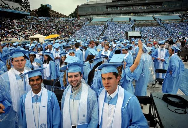 清华紫、北大红、剑桥蓝……这些颜色竟然有这么多秘密？|北卡|剑桥|大学_新浪新闻