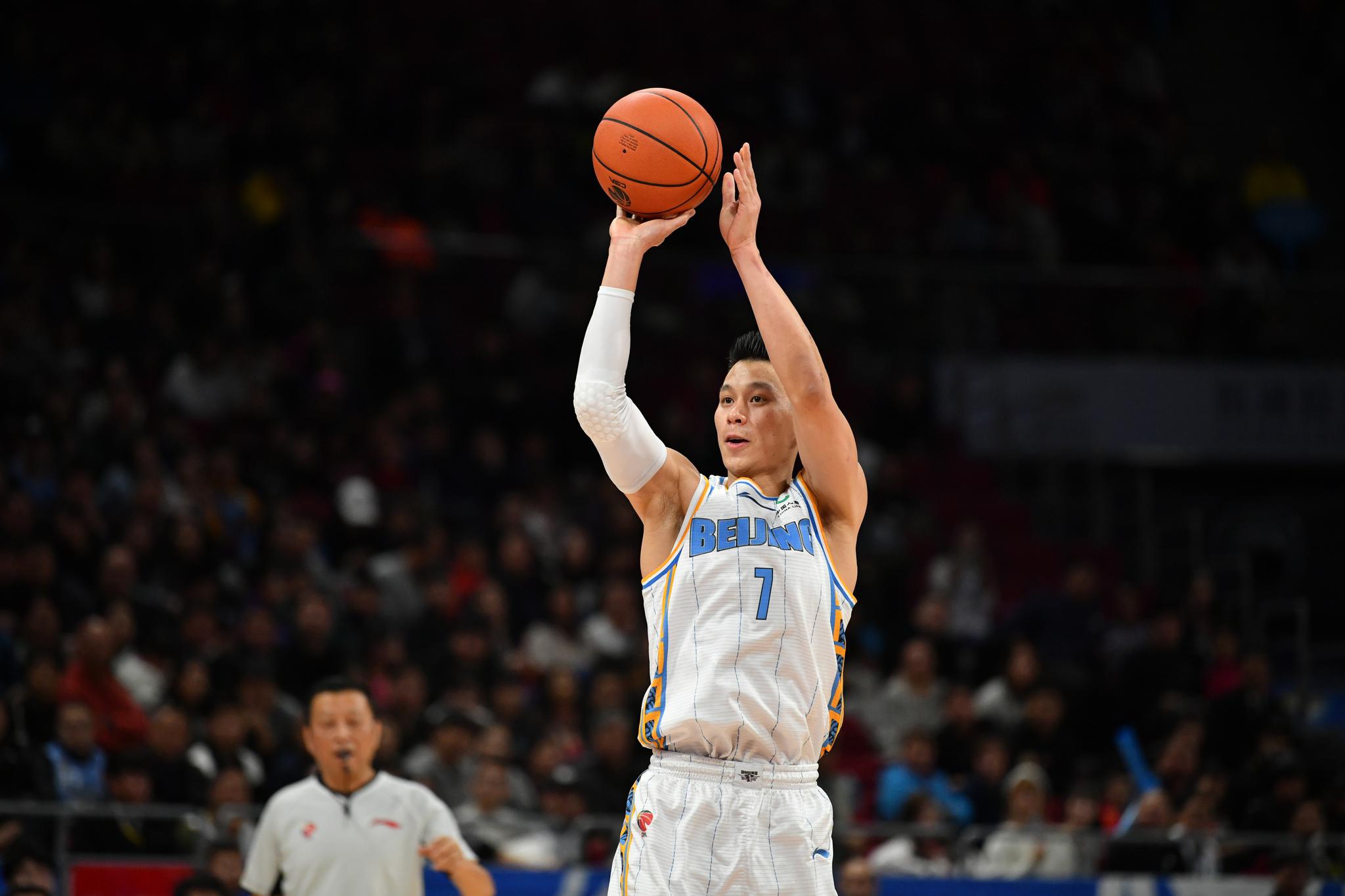 打球拼命还宠粉，这样的林书豪你怎能不爱？|林书豪|CBA_新浪新闻