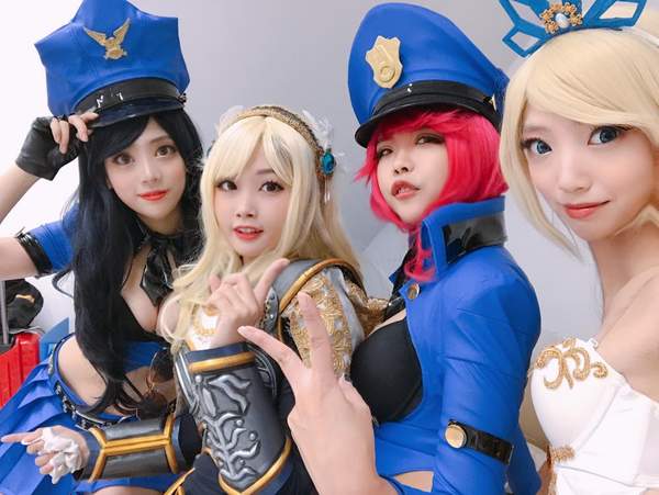 韩国妹纸Cos《LOL》KDA卡莎 性感还原“胸残”萌爆_新浪游戏_手机新浪网
