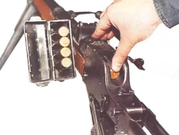 二战期间纳粹步兵装甲杀手的开山之作，PZB38反坦克步枪！_手机新浪网