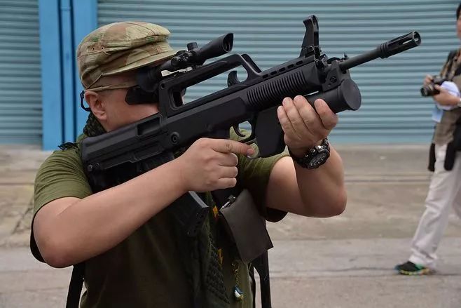 缅甸仿制中国97步枪配美国枪榴弹，那为啥95很少用榴弹？｜轻武专栏|榴弹|步枪|枪榴弹_新浪新闻