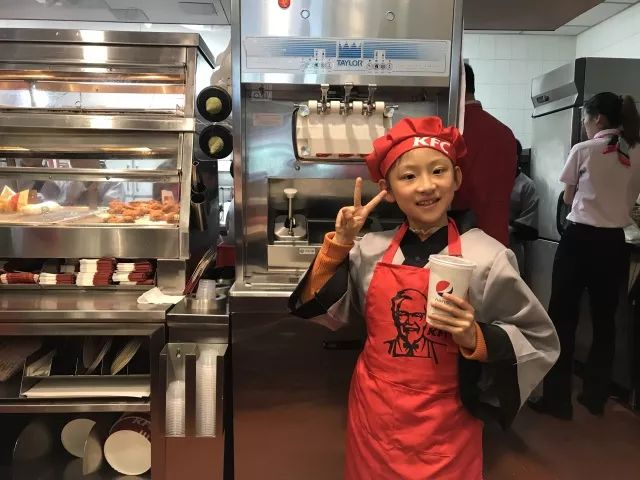 【活动回顾】小记者探秘肯德基厨房 亲手制作专属汉堡