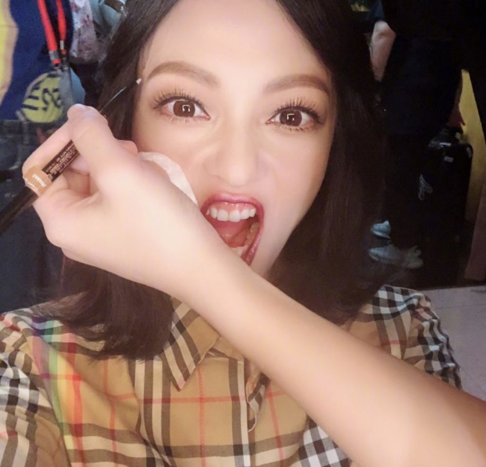 张韶涵的化妆包碾压90%的女星，这也太会挑了！|张韶涵|参考价|面膜_新浪新闻