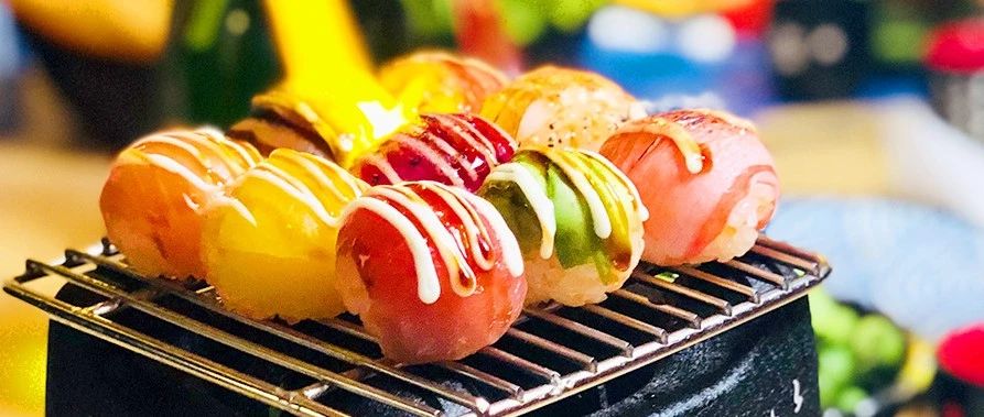 魔都惊现达摩日料店！专卖9色霹雳球，还自带火焰秀！|陆家嘴|草莓|寿司_新浪新闻