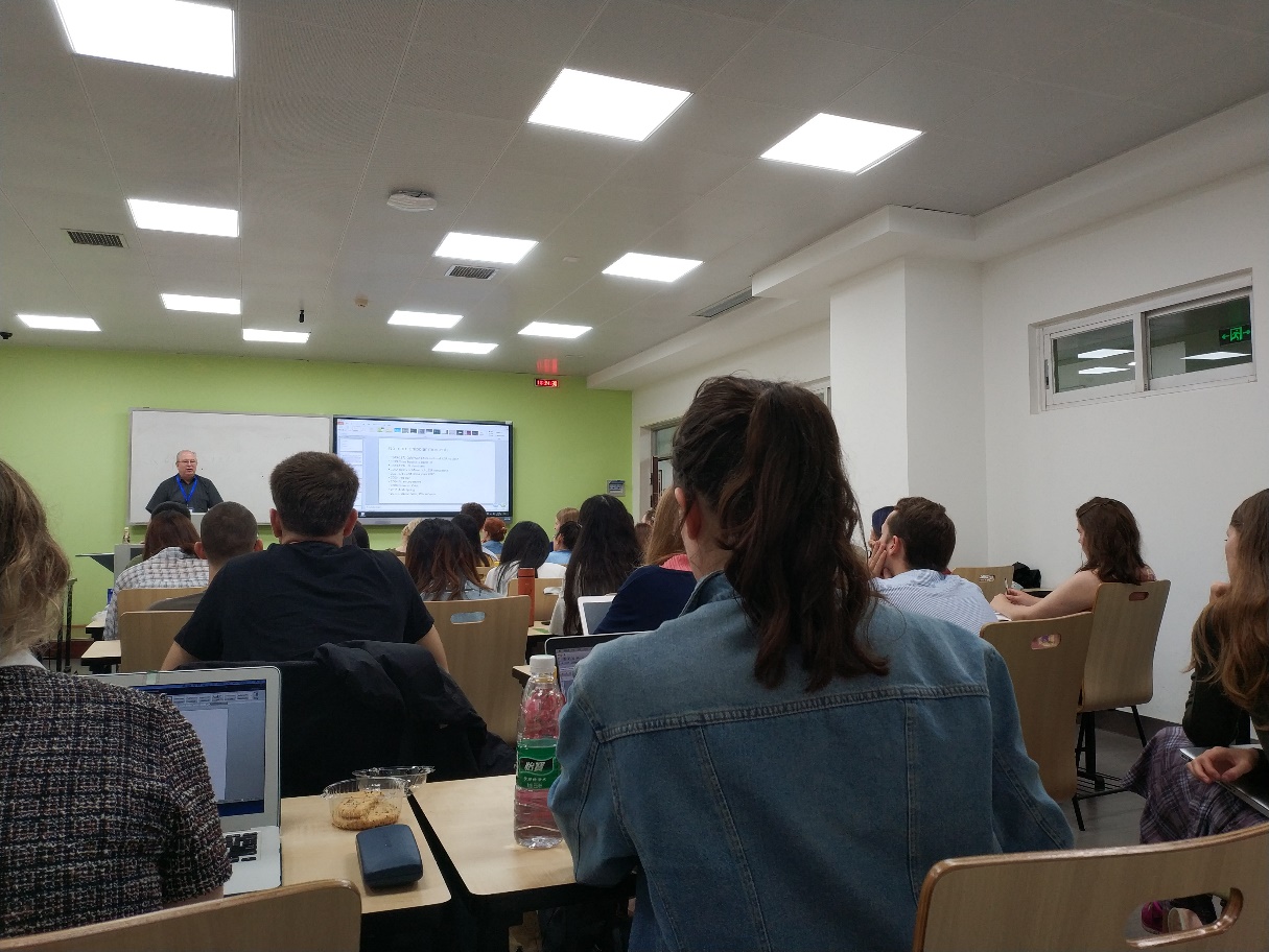 【缤纷国际周】在川大课堂与欧洲学院教授探讨国际关系——欧洲学院Geoffrey Harris教授课堂纪实|四川大学|教授|课堂_新浪新闻