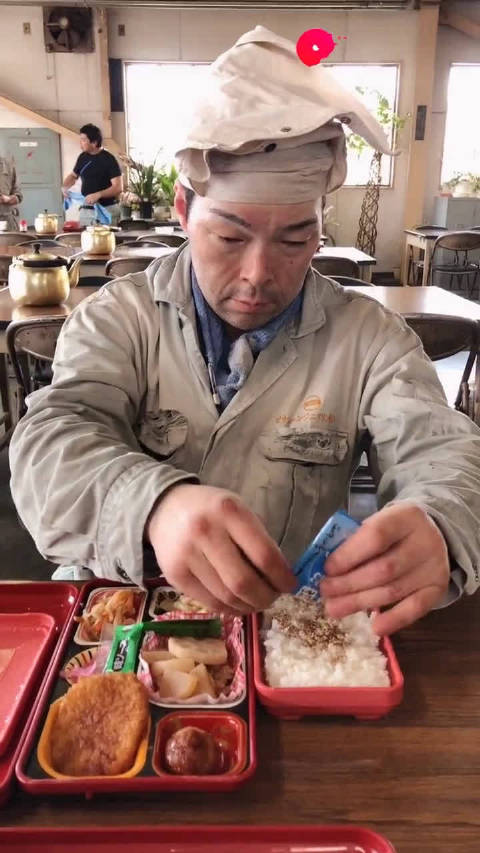 日本工厂工人午餐时间|午餐|工人|工厂_新浪新闻