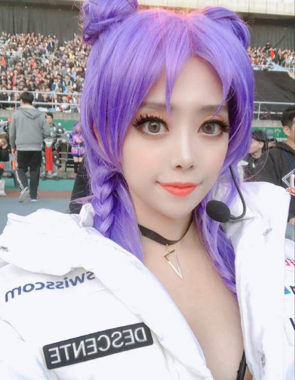 韩国妹纸Cos《LOL》KDA卡莎 性感还原“胸残”萌爆_新浪游戏_手机新浪网