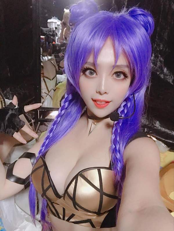 韩国妹纸Cos《LOL》KDA卡莎 性感还原“胸残”萌爆_新浪游戏_手机新浪网