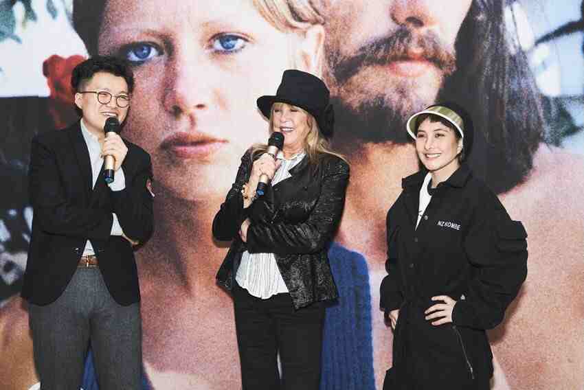 何超仪首任策展人，贝蒂·伯伊德摄影展再现英伦摇滚岁月|何超仪_新浪新闻