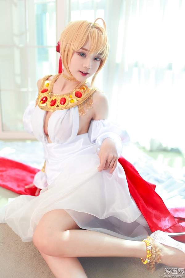 韩国美女Cos《FGO》Saber 薄纱轻掩，欧派侧漏极勾人_新浪游戏_手机新浪网