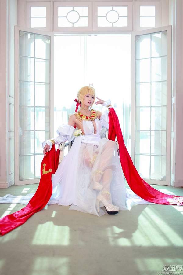 韩国美女Cos《FGO》Saber 薄纱轻掩，欧派侧漏极勾人_新浪游戏_手机新浪网