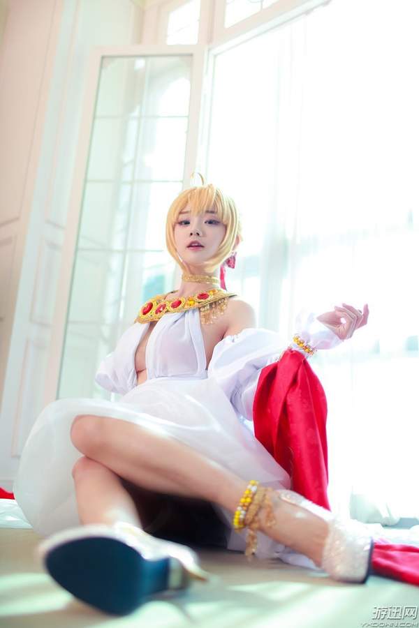 韩国美女Cos《FGO》Saber 薄纱轻掩，欧派侧漏极勾人_新浪游戏_手机新浪网