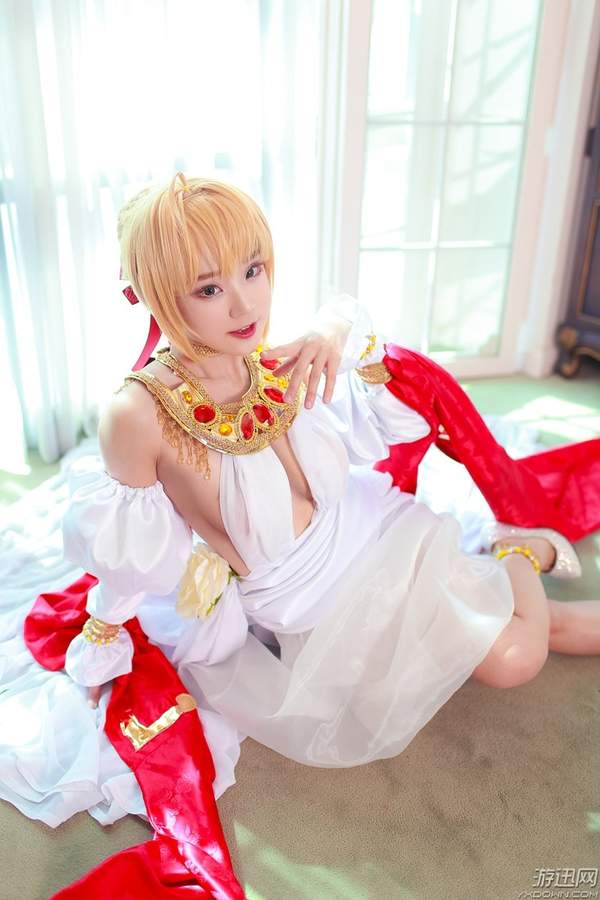 韩国美女Cos《FGO》Saber 薄纱轻掩，欧派侧漏极勾人_新浪游戏_手机新浪网