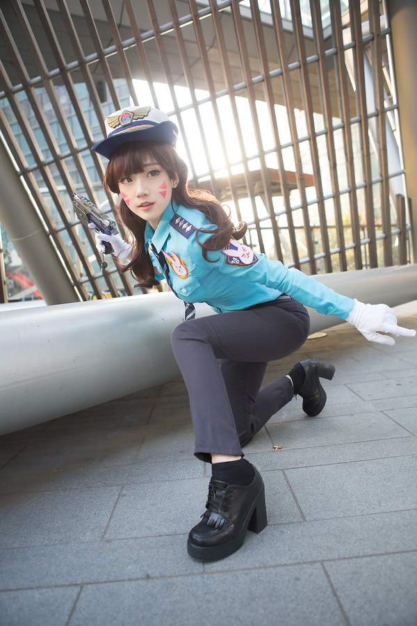 韩国美少女Cos《守望先锋》D.va 正气凛然的甜美小女警_新浪游戏_手机新浪网