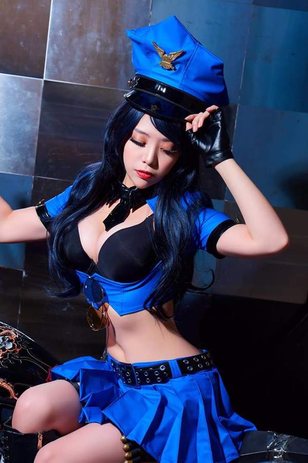 韩国妹纸Cos《LOL》KDA卡莎 性感还原“胸残”萌爆_新浪游戏_手机新浪网