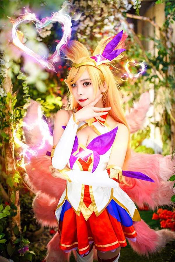 韩国妹纸Cos《LOL》KDA卡莎 性感还原“胸残”萌爆_新浪游戏_手机新浪网