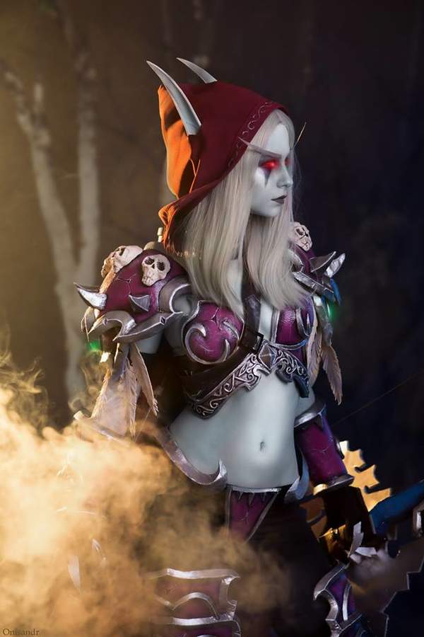 国外妹纸COS《LOL》卡特琳娜 冷艳御姐范眼含杀气_新浪游戏_手机新浪网