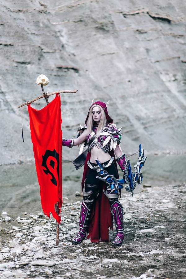 国外妹纸COS《LOL》卡特琳娜 冷艳御姐范眼含杀气_新浪游戏_手机新浪网