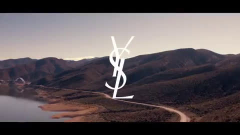 危险甜心啪姐 DuaLipa X YSL 推出新款合作香水_手机新浪网