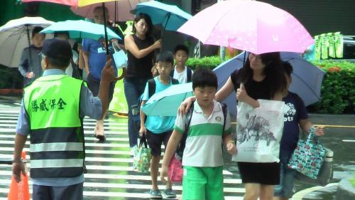 高雄各级学校雨中开学 严防登革热、肠病毒疫情|高雄|联合报|登革热|高雄|联合报_手机新浪网