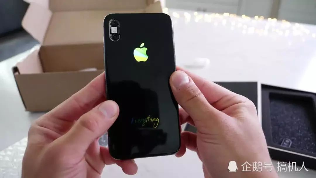 老外自制个性化iPhoneX：外观抢眼 屏幕还有这种操作__财经头条