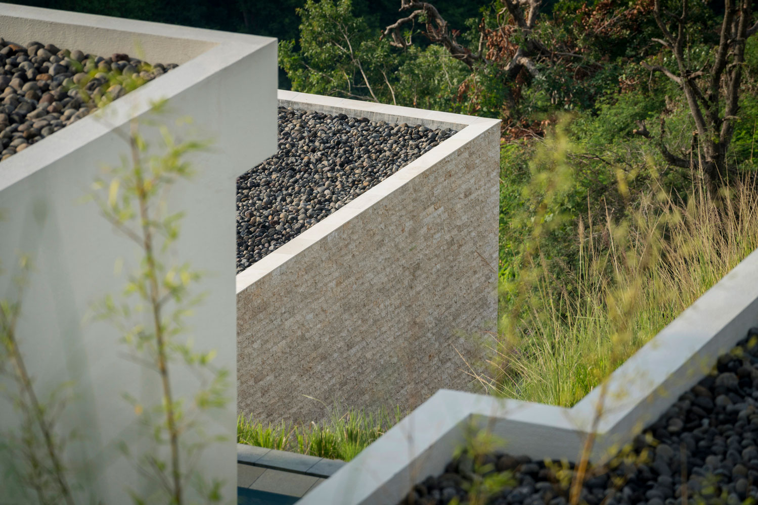 虚实之间，石材与玻璃的协作曲 — Maleo 住宅