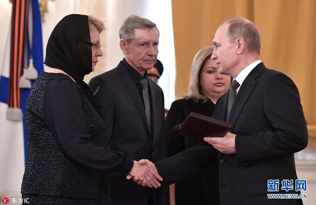 普京出席国家奖颁发仪式 授予在叙牺牲飞行员英雄奖章|奖章|飞行员|普京_新浪新闻