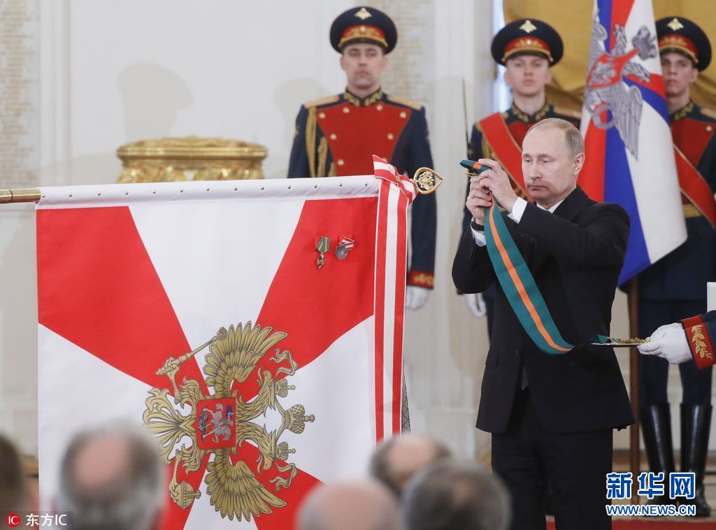 普京出席国家奖颁发仪式 授予在叙牺牲飞行员英雄奖章|奖章|飞行员|普京_新浪新闻