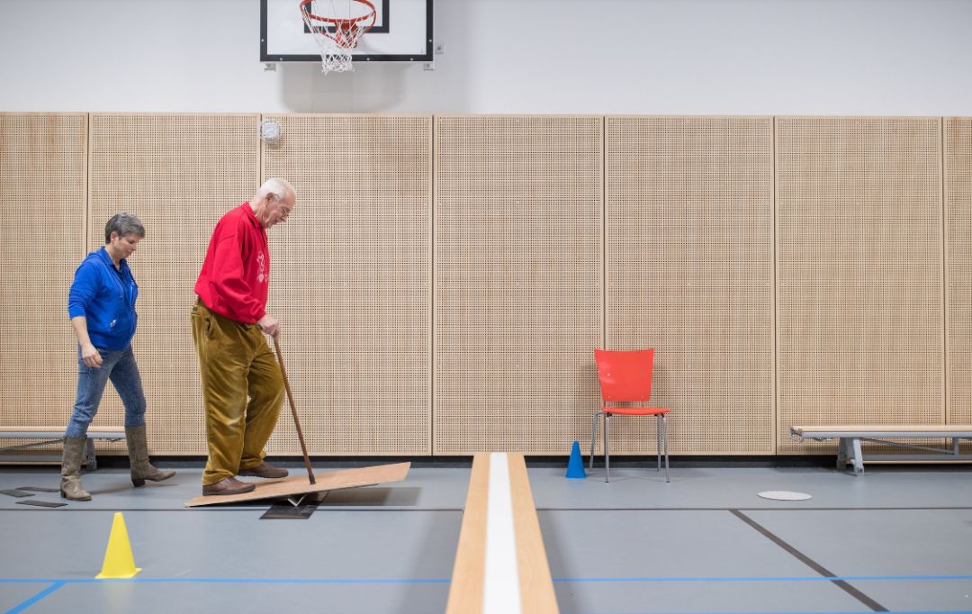 摔倒有个“正确姿势”，关键时刻能救命_新浪新闻