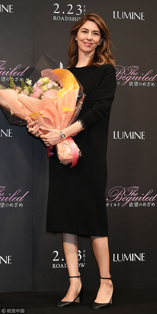导演索菲亚·科波拉黑裙优雅获送鲜花 与草刈民代黑白配挥手甜笑|导演|索菲亚|优雅_新浪新闻