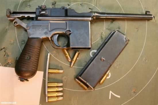 为什么手枪的弹匣都是直的，而步枪的弹匣却都是弯的？_手机新浪网